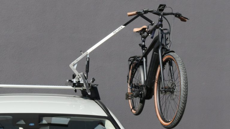 E-Bike-Lift fürs Autodach: Pender erleichtert die Fahrt in den Radlerurlaub